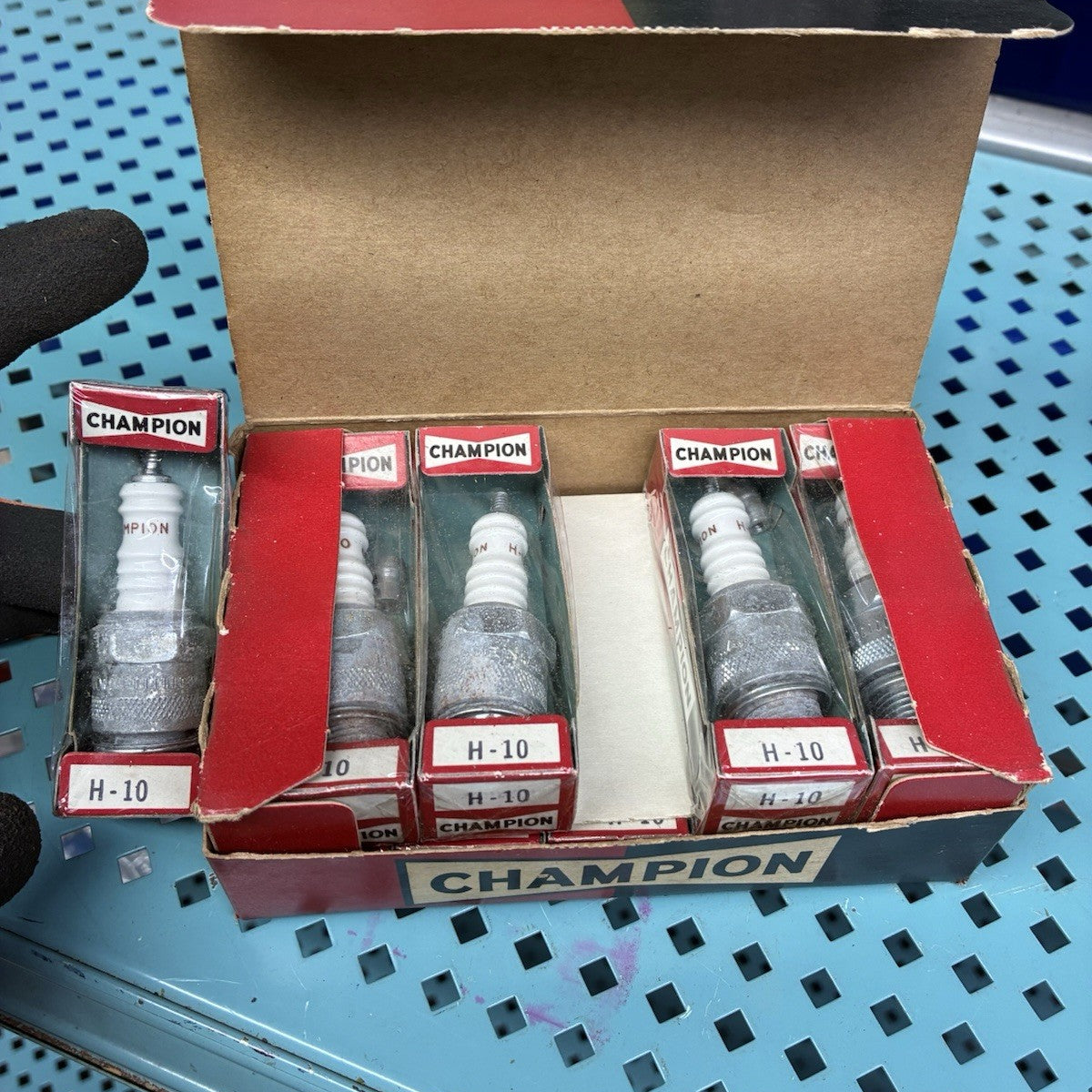 Box of 10 Vintage NOS Champion Non-Resistor Spark Plugs H10 Made in US ...